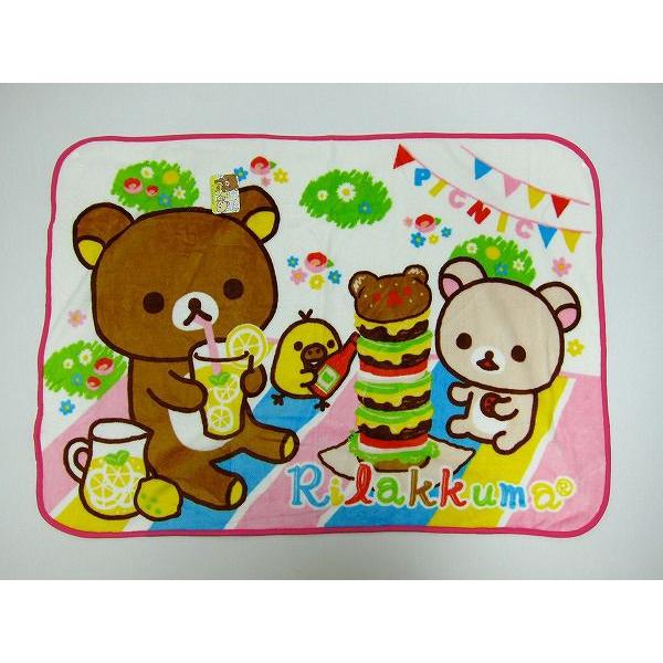 ◎リラックマのひざ掛け毛布です。ふんわりふわふわマイクロフリース◎シングル毛布の１/４サイズなので嵩張りません。使いみちイロイロでとっても重宝します。2箇所にホック付き。ボタンを留めるとポンチョになります。◎素材はポリエステル100％---...