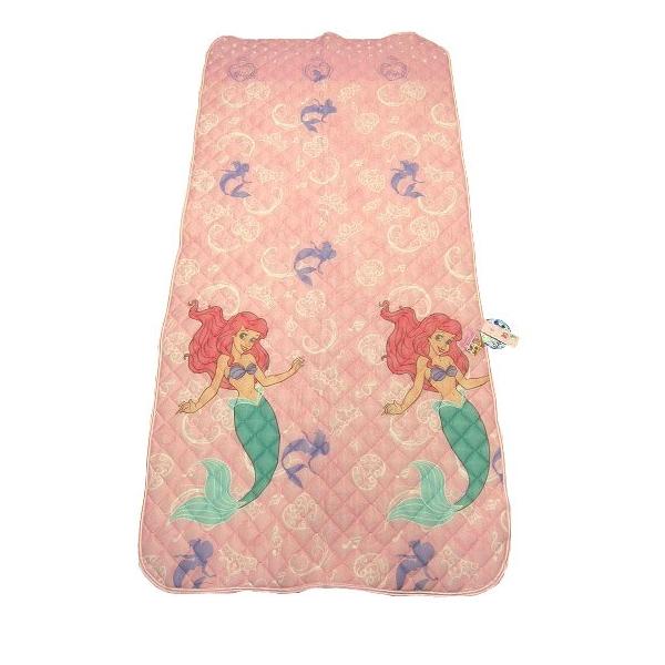 ◎ディズニー、アリエルの敷きパットです。◎サイズは100cm×205cm標準サイズです◎ひんやり爽やか気持ちいい肌触り。◎四隅に、ズレ防止のゴム付きで、楽々セッティング。丸洗いOK------------------------------...