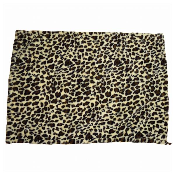 ◎ヒョウ柄のひざ掛け毛布（ブランケット）です。素材はポリエステル100％。◎サイズはシングル毛布の１/4。表はフェイクファー、裏側はボア。厚手でとっても暖か。ボタンを留めて羽織るとポンチョになります。使いみちイロイロでとっても重宝します。-...