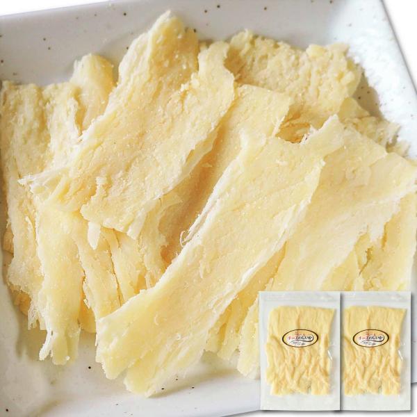 イカをローストして熱いうちにローラーで薄くのばしたイカの珍味。薄くのばしたイカはしっとり、ふわっふわっとした触感。そこへたっぷりのチーズをとろーり染み込ませた、おつまみチーズ。濃厚チーズとイカ珍味のうま味が最高に合う！おいしい！子供から大人...