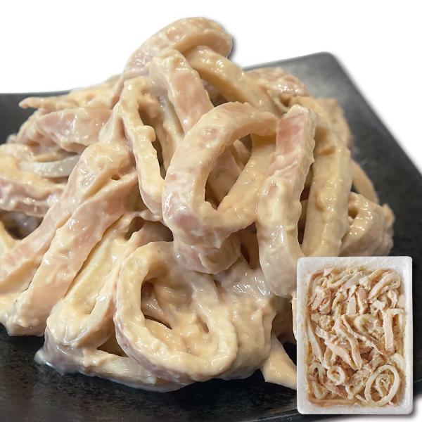 新鮮なイカを、鮮度を逃さずすぐに加工し、やわらかく茹で上げて使用。国産の熟成期間の異なる３種類の粕をブレンドした特製の粕床に丸ごと漬け込み、約2か月かけてじっくり熟成させました。酒粕は甘い味付けで上品な香り。イカ本来の旨味がしっとりと染み込...