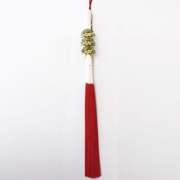 日本の伝統美を受け継ぐ新春の縁起物です。紅白の水引がまっすぐに伸びる姿は生命力や清浄を表し、添えられた松は長寿や繁栄を象徴します。玄関や室内に置くことで、新年を迎える空間を格調高く演出し、晴れやかな雰囲気を醸し出します。ご家庭はもちろん、店...