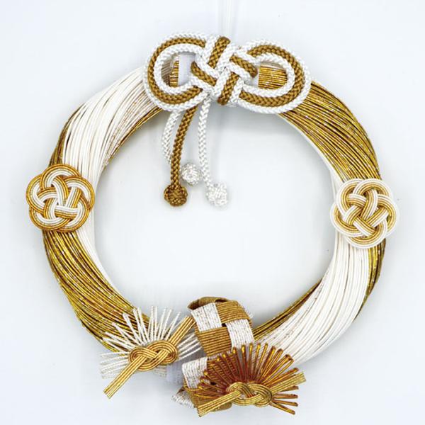 金と白の水引を用いて作られた、格式高い正月の縁起物です。円を描く姿は円満な家庭と調和を象徴し、結びの意匠には「人と人を結ぶ」「福を結ぶ」という願いが込められています。松や梅を思わせる結びのアクセントが、より一層おめでたい雰囲気を演出。＜サイ...