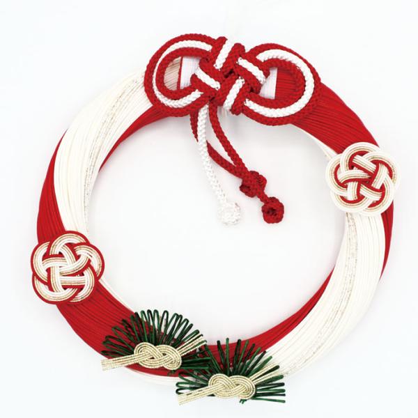 紅と白の水引を用いて作られた、格式高い正月の縁起物です。円を描く姿は円満な家庭と調和を象徴し、結びの意匠には「人と人を結ぶ」「福を結ぶ」という願いが込められています。松や梅の結びのアクセントが、より一層おめでたい雰囲気を演出。＜サイズ＞奥行...