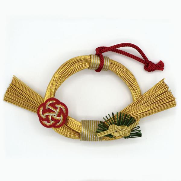 日本の伝統的な水引細工の技法を生かした華やかなお正月飾りです。金色の水引は繁栄と富を、赤は喜びと生命力を象徴し、さらに松の意匠が長寿と健康を願う意味を込めています。シンプルながらも上品で高級感があり、現代の住まいにも調和するデザインです。＜...