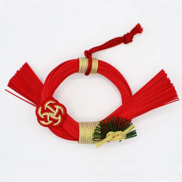 お正月を彩る伝統の水引リース。梅の結びと松をあしらい、赤と金の華やかな彩りで新年を寿ぐ気持ちを表現しています。水引は古来より縁起物として親しまれ、結びの形には人と人とのご縁を結ぶ意味も込められています。日本製ならではの丁寧な仕上げで、玄関や...