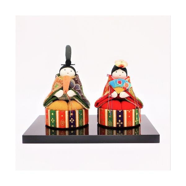 和雑貨のもつあたたかみ、伝統のある美しさを大切にひとつひとつ丁寧に手作りされたお雛様です。ちりめんで作られたお内裏様、お雛様がセットになった雛人形です。小さいながらも存在感があり、ふと目に入ったときにその愛らしさに自然と顔も緩んでしまいます...