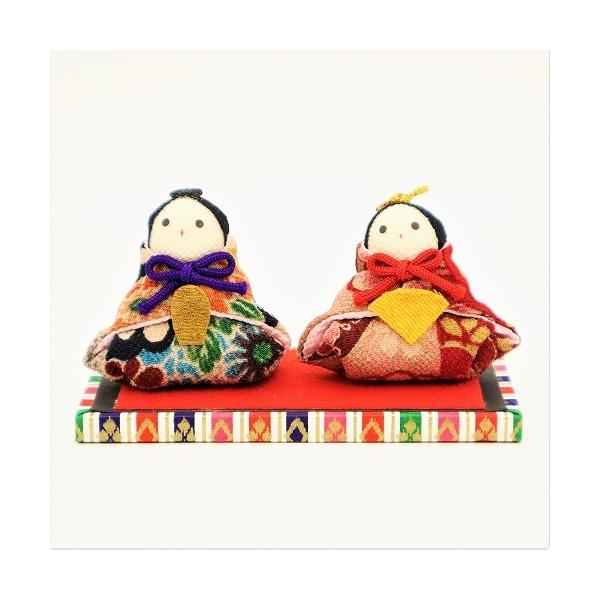 和雑貨のもつあたたかみ、伝統のある美しさを大切にひとつひとつ丁寧に手作りされたお雛様です。小さいながらも存在感があり、ふと目に入ったときにその愛らしさに自然と顔も緩んでしまいます。飾り棚や窓枠など、飾るスペースが限られている場合や、デスクの...