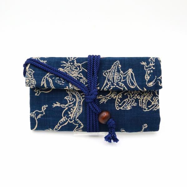 時代劇などでよく見かける小銭入れ 道中財布浴衣や作務衣・甚平はもちろん、デニムの着物などメンズ和装全般にお使いいただけます。収納力も抜群で、下部ポケットは深さのある袋状になっており、お札やチケットはもちろん、通帳や小物などもすっぽり入ります...