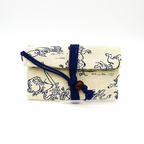 時代劇などでよく見かける小銭入れ 道中財布浴衣や作務衣・甚平はもちろん、デニムの着物などメンズ和装全般にお使いいただけます。収納力も抜群で、下部ポケットは深さのある袋状になっており、お札やチケットはもちろん、通帳や小物などもすっぽり入ります...