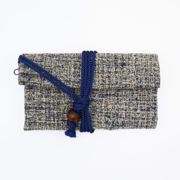 時代劇などでよく見かける小銭入れ 道中財布浴衣や作務衣・甚平はもちろん、デニムの着物などメンズ和装全般にお使いいただけます。収納力も抜群で、下部ポケットは深さのある袋状になっており、お札やチケットはもちろん、通帳や小物などもすっぽり入ります...