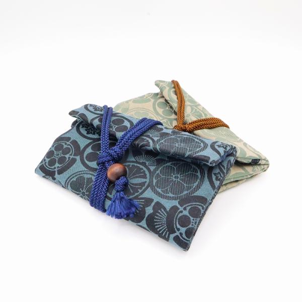 時代劇などでよく見かける小銭入れ 道中財布浴衣や作務衣・甚平はもちろん、デニムの着物などメンズ和装全般にお使いいただけます。収納力も抜群で、下部ポケットは深さのある袋状になっており、お札やチケットはもちろん、通帳や小物などもすっぽり入ります...