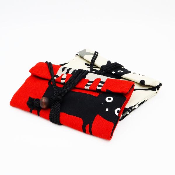 時代劇などでよく見かける小銭入れ 道中財布浴衣や作務衣・甚平はもちろん、デニムの着物などメンズ和装全般にお使いいただけます。収納力も抜群で、下部ポケットは深さのある袋状になっており、お札やチケットはもちろん、通帳や小物などもすっぽり入ります...