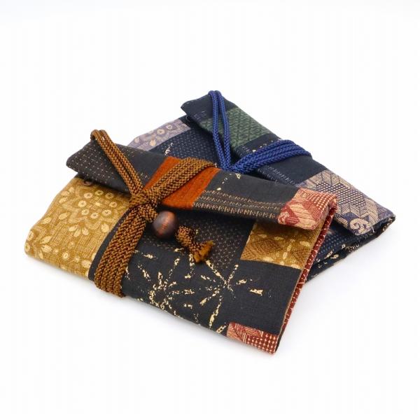 時代劇などでよく見かける小銭入れ 道中財布浴衣や作務衣・甚平はもちろん、デニムの着物などメンズ和装全般にお使いいただけます。収納力も抜群で、下部ポケットは深さのある袋状になっており、お札やチケットはもちろん、通帳や小物などもすっぽり入ります...