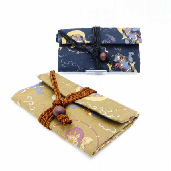 時代劇などでよく見かける小銭入れ 道中財布浴衣や作務衣・甚平はもちろん、デニムの着物などメンズ和装全般にお使いいただけます。収納力も抜群で、下部ポケットは深さのある袋状になっており、お札やチケットはもちろん、通帳や小物などもすっぽり入ります...