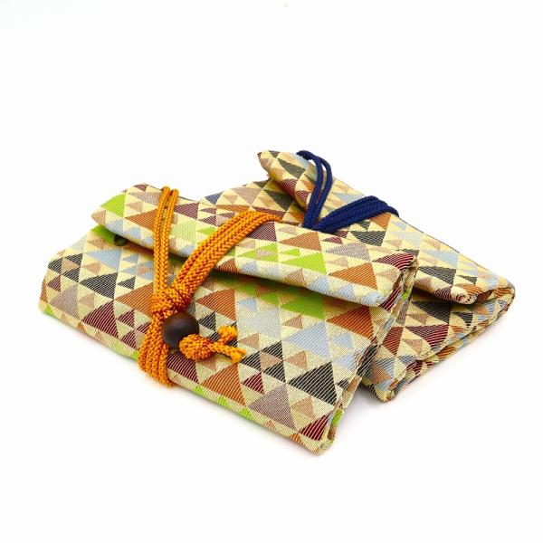 時代劇などでよく見かける小銭入れ 道中財布浴衣や作務衣・甚平はもちろん、デニムの着物などメンズ和装全般にお使いいただけます。収納力も抜群で、下部ポケットは深さのある袋状になっており、お札やチケットはもちろん、通帳や小物などもすっぽり入ります...