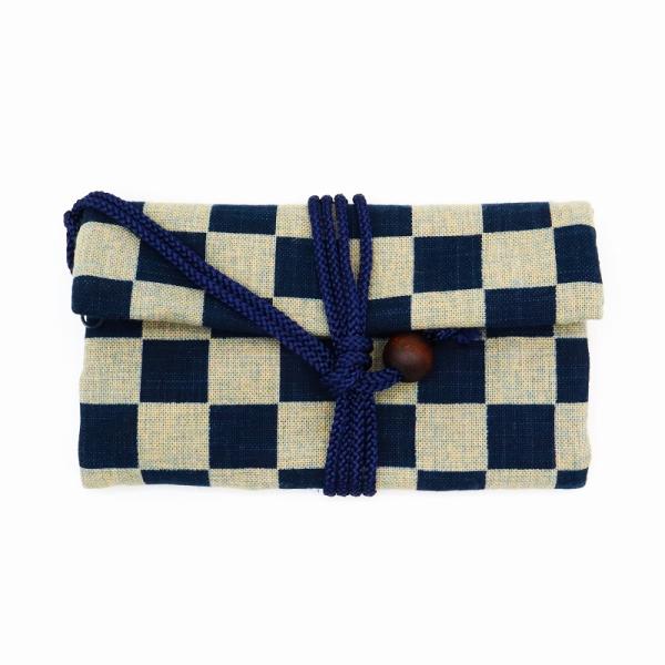 時代劇などでよく見かける小銭入れ 道中財布浴衣や作務衣・甚平はもちろん、デニムの着物などメンズ和装全般にお使いいただけます。収納力も抜群で、下部ポケットは深さのある袋状になっており、お札やチケットはもちろん、通帳や小物などもすっぽり入ります...