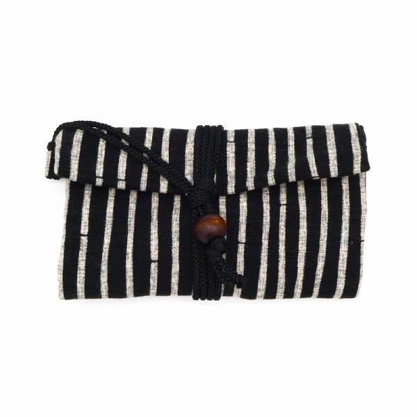 時代劇などでよく見かける小銭入れ 道中財布浴衣や作務衣・甚平はもちろん、デニムの着物などメンズ和装全般にお使いいただけます。収納力も抜群で、下部ポケットは深さのある袋状になっており、お札やチケットはもちろん、通帳や小物などもすっぽり入ります...