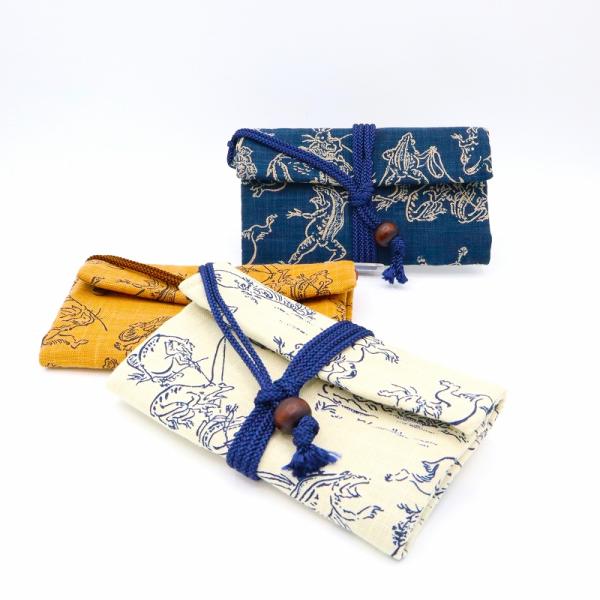 時代劇などでよく見かける小銭入れ 道中財布浴衣や作務衣・甚平はもちろん、デニムの着物などメンズ和装全般にお使いいただけます。収納力も抜群で、下部ポケットは深さのある袋状になっており、お札やチケットはもちろん、通帳や小物などもすっぽり入ります...