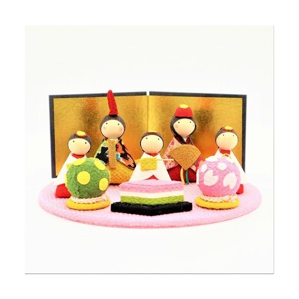 和雑貨のもつあたたかみ、伝統のある美しさを大切にひとつひとつ丁寧に手作りされたお雛様です。ちりめんで作られたお内裏様、お雛様、三人官女、桜と橘、菱餅と金屏風がセットになった雛人形です。小さいながらも存在感があり、ふと目に入ったときにその愛ら...