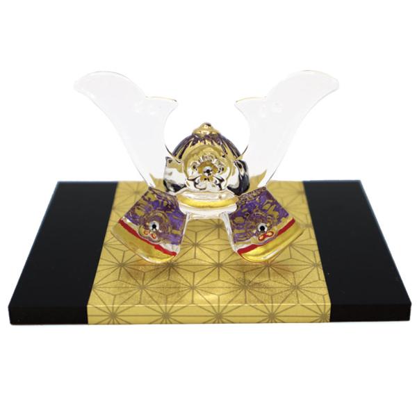 サイズ／横幅11cm×奥行8cm×高さ5cm素材／材質 硝子 ほか透明感あふれる硝子で仕立てた兜飾りです。左右に大きく広がる鍬形はクリアなガラスで表現され、中央には紫と金彩の装飾が施された重厚感ある意匠が際立ちます。光を受けることで繊細な輝...