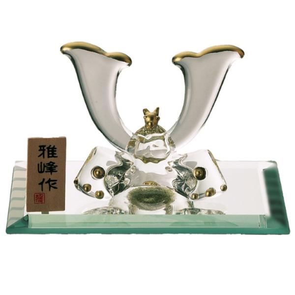 サイズ／横幅10.5cm×奥行7.5cm×高さ6cm素材／材質 硝子ほか透明感あふれる硝子で仕立てた兜飾りです。大きく広がる左右対称の鍬形は滑らかな曲線を描き、中央にはさりげなく金彩が施された装飾が輝きを添えます。光を受けることで繊細な陰影...