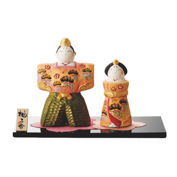 やさしい表情が魅力の立ち雛は、初節句や桃の節句のお祝いに最適。コンパクトサイズで玄関やリビング、床の間など省スペースにも飾りやすく、マンション住まいにもおすすめです。木台付きで届いてすぐに飾れ、和モダンなインテリアにも自然になじむ上品なデザ...