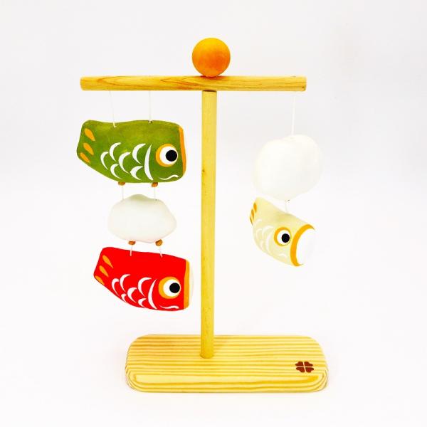 職人によってひとつひとつ手貼りされた張り子人形。組み立て式でコンパクトな回転鯉のぼり非対称に作られた鯉が、民芸感を強く感じさせる鯉のぼり飾りです。やさしい色合いの和紙張り鯉のぼりと雲が一緒にふわふわ〜くるくる。風でゆらゆら揺れる様は心和ませ...