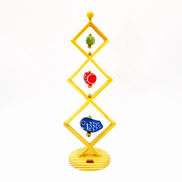 職人によってひとつひとつ手貼りされた張り子人形。菱紋は、子孫繁栄・無病息災などの意味が込められ、日本では、古くから広く使われています。縁起の良い菱紋を積み上げた白木の櫓に、小さな張り子の鯉のぼりがゆらゆら揺れる端午飾りです。飾り棚や窓枠など...