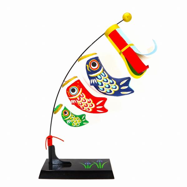 職人によってひとつひとつ手貼りされた張り子人形。縦型の鯉のぼりタイプの五月人形です。薫風に優雅にたなびく、鯉のぼりは圧巻です。飾り棚や窓枠など、飾るスペースが限られている場合や、デスクの上など、ちょっとしたスペースにどうぞ。コンパクトで飾り...