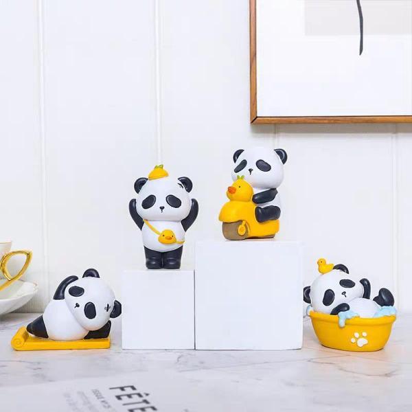 かわいい自転車に乗ったパンダの置き物！ケーキトッパーとして華やかなパーティーを演出！インテリアやガーデニングのアクセサリーとしても活用可能！玄関やリビングなどのインテリアに最適です。パンダ好きの方へのプレゼントにもおすすめ！ユニークで笑顔に...