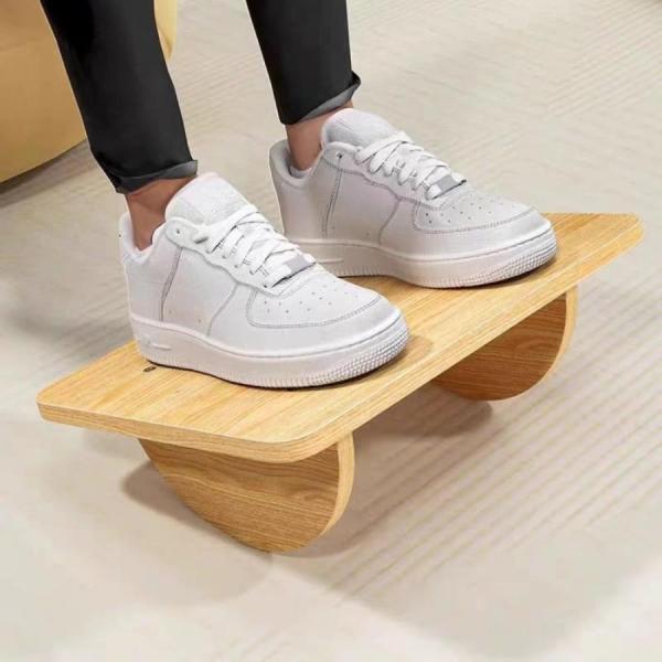 商品サイズ長さ30cmx幅40cm x高さ14cm、重さ：約1600g座ったままでのトレーニングも可能立って使うだけでなく、椅子に座りながらでも体幹トレーニングができるため、座っている時でも効率的に運動できます。多用途で使いやすい手に取ると...