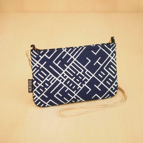 ※江戸打ち紐の色が黒からベージュに変更になりました※【商品柄について】生地の取り方により柄（角文字）が写真と異なります。予めご了承ください。【参考サイズ】■本体：縦　約１３cm、横　約２０vm■マチ、開口：約２cm■ヒモの長さ：最小７０cm...