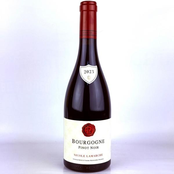 熟したラズベリーやスミレ、アイリス、ピオニー、ほのかな樽香の重なる心地よいアロマ。驚くほどしなやかな果実味が口中に流れ込み、バランスの取れた酸味とシルキーなタンニンが全体を引き締めます。柔らかく継ぎ目のない、極めて高品質なリージョナルキュヴ...