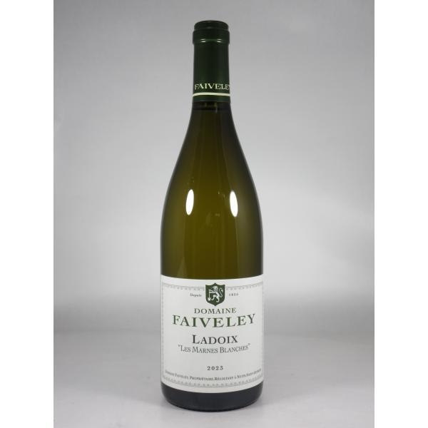 グリーンを帯びた輝きのある淡い黄色。フレッシュで花のアロマとブリオッシュをほのかに感じる。味わいはリッチで力強く、トーストの香りの中に心地よいフレッシュさがある。生き生きとしたまっすぐなワインで、素晴らしいテンションも兼ね備える。白ワイン白...