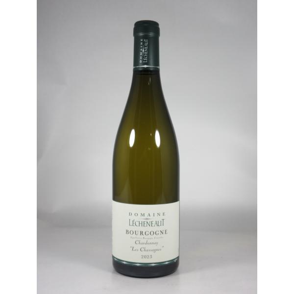 シャンボールの渓谷の軸に位置する「レ・シャサーニュ」のテロワールは、主に沖積土で構成されており、わずかに砂礫質の性質を持つ。比較的早めの収穫により、ブドウは自然な熟度に達している。バランスが非常に良く、糖と酸の調和が取れており、味わいには奥...