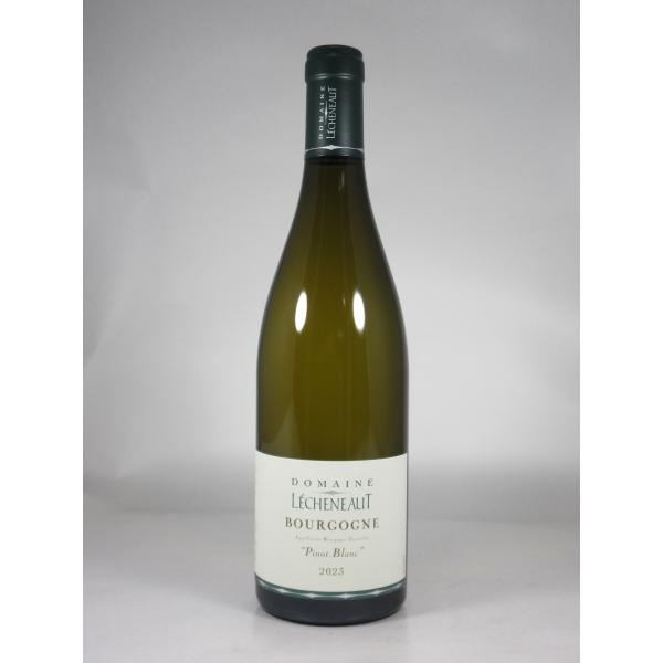 ヴィレ・ラ・ファイエに位置するこの区画は、標高約430mの場所にあり、大部分が石灰質で構成。土壌の層は浅い。香りはフレッシュで繊細、洋ナシやモモなど白い果肉の果実のアロマに、テロワール由来のミネラル感がほのかに感じられる。口に含むと、香りに...