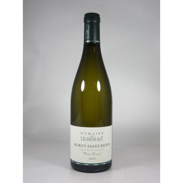 有名なクロ・サン・ドニの上、丘陵の上部に位置し、ブドウの木はバトニアン期の硬い石灰質土壌で育つ。標高270mにあり、冷涼な気候の恩恵を受けている。口に含むと張りのあるきれいな濃厚さが感じられる。繊細で長い余韻には、花とミネラルのノートが伴う...