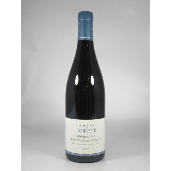 標高約350m、南向きの斜面に位置。「コート」の西側に広がる、ジュラ紀石灰岩の台地を刻む谷の斜面にある。美しいルビー色のこのキュヴェは、フレッシュな果実のアロマ（ラズベリーやグロゼイユ）を最大限に生かすため、より軽やかなスタイルで仕上げられ...