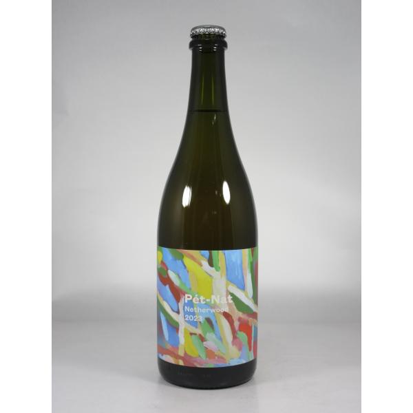 ピノ・ノワールに少しシャルドネが入り、シャンパーニュのように醸造。澱と接触した状態で9か月間瓶内熟成。動瓶を経てデゴルジュマン。白桃、アプリコット、ほのかなはちみつを感じる爽やかなアロマ。口中ではいきいきとした、フレッシュで繊細な泡、キレの...