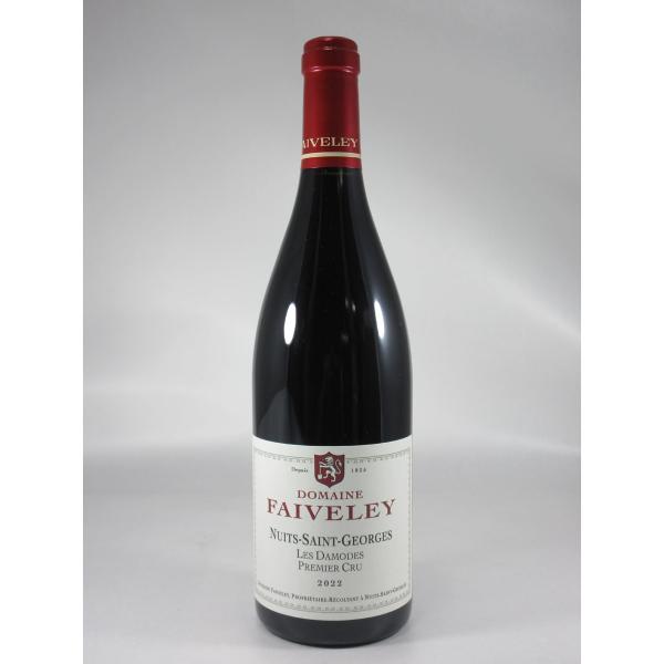 ヴォーヌ・ロマネとの村境、標高の高い位置にあるクリマ。フェヴレはここに0.81haの区画を所有する。83年と89年に植樹。表土が浅く、すぐ下は石灰岩の岩盤。鮮やかな深みのあるルビー色。ラズベリーや赤スグリ、チェリーなどの赤い果実の香り。タン...