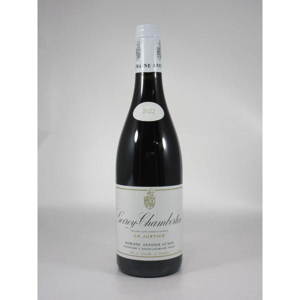 ジュヴレ・シャンベルタンはコート・ド・ニュイで最も有名な村のひとつである。ドメーヌ・ギヨンではとても日当たりの良い、2,58ヘクタールを所有する。土壌は粘土石灰質で品種はピノ・ノワール100％。樹齢は35年。手摘みで小さいケースに収穫し、カ...