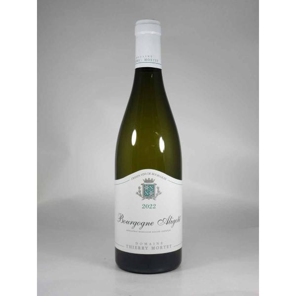 泥灰土が支配的な石灰粘土質の土壌で栽培されているアリゴテ。10ヶ月タンクで熟成させてから瓶詰めされるので、とても落ち着いた仕上がり。グレープフルーツやレモンなど柑橘系のアロマ。酸味にアグレッシヴさはなく、フレッシュ感を留める。食前の一杯やジ...