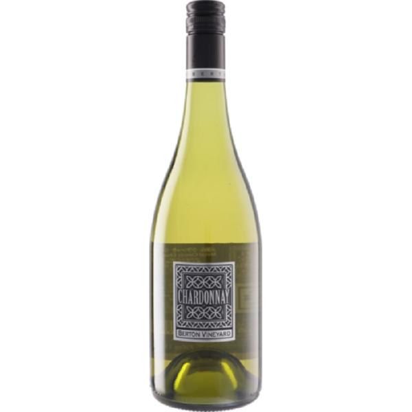 グレープフルーツやパイナップル、白いバラのようなアロマと心地よいオーク香を持ちます。レモンやカシューナッツの風味も現れ、ソフトでクリーミーな口当たりが特徴です。白ワイン白ワインヴィンテージ：2024品種：シャルドネ容量：750ml生産国：オ...