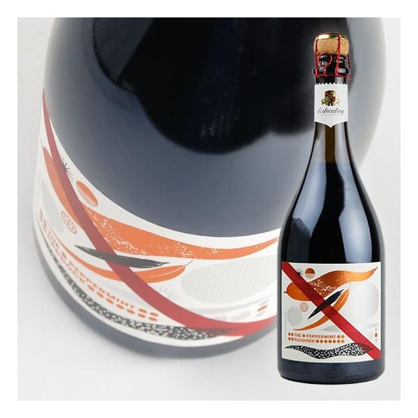 力強い泡立ちで、ジューシーなプラムや黒い果実のアロマに黒オリーブ、甘いスパイス、ミントの風味が混じる。クリーミーな口当たりの中にタンニンとスパイスの風味が広がり、酸が味わいをキリッと引き締める。ユーカリの一種である、ペパーミント・ガムの囲ま...