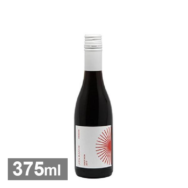 バラの花びらやブラッドオレンジ、サンダルウッド、香ばしく焼き目のついた米の香りが複雑に香り高く、クランベリーなどのチャーミングな赤い果実をシナモン、ベルガモットとほのかなタバコの風味がエキゾチックに縁取る。手摘みしたブドウを自然発酵（10%...