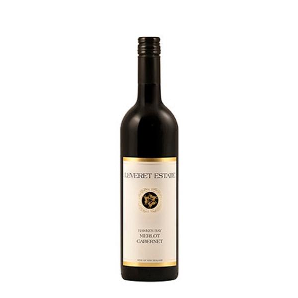 プラムやベリーの豊かな香りに杉やドライハーブ、スパイスが伴い、熟したタンニンに縁どられたダークフルーツ、スパイスの風味が滑らかに舌を覆う。自社単一畑のブドウをオーク樽で18ヶ月間熟成、ホークス・ベイらしいスタイルのメルロ・カベルネ。赤ワイン...