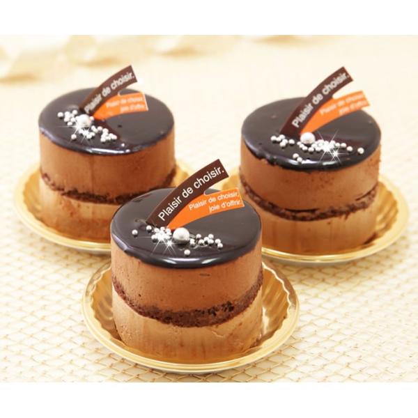 コクのあるチョコの甘さを感じながらも口どけ優しいチョコレートケーキです。フランス産の薫り高いチョコレート(ヴァローナ)と高カカオのクーベルチュールチョコを使用。スイートとミルクの２種類のチョコレートムースになめらかなグラサージュショコラが溶...