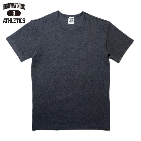 「HIGHWAY NINE」オーセンティックなアメカジスタイルをベースにしながらも型に囚われないフランクなスタンスでの物作りがテーマ。「商品説明」革ジャンに合うカットソーをテーマに作られた一品。比較的厚めの肉感は高品質を感じさせます。リブ素...