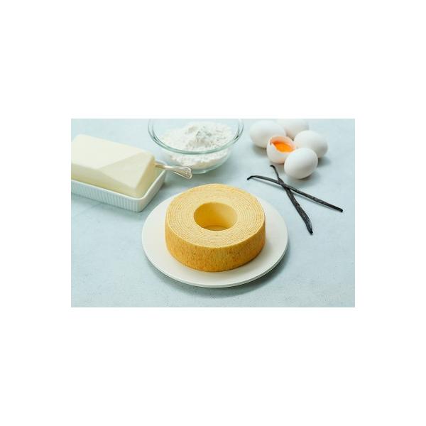 フランス語で、ガトー・ア・ラ・ブロッシュ（串にさして焼いたお菓子）国産発酵バターやシチリア産のアーモンドを使用し、1834年、パティシエがお菓子のために造り上げた最古のトリプルセック「ソミュールコンサントレ」で柑橘系の香りをまとわせました。...